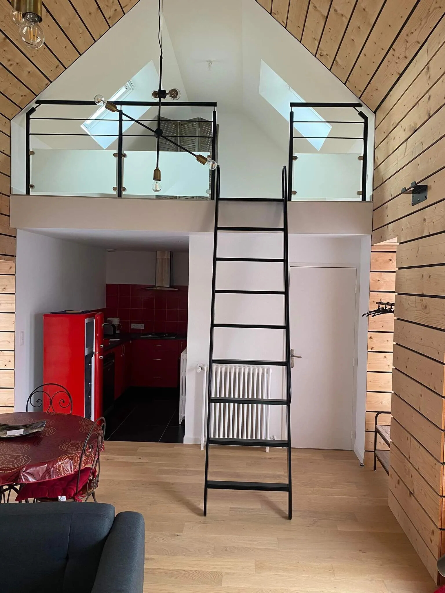 Échelle métallique avec garde-corps moderne pour mezzanine