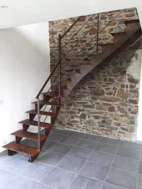 Escalier en acier vieilli moderne : charme rustique