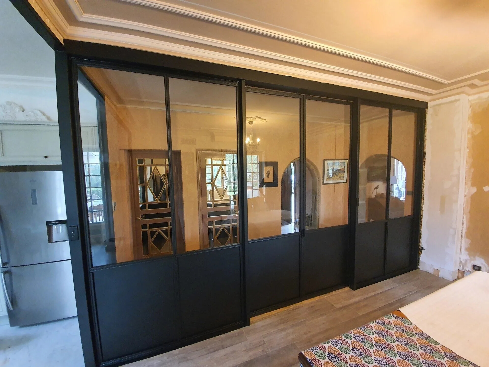 Verrière coulissante acier pour séparer vos espaces intérieurs