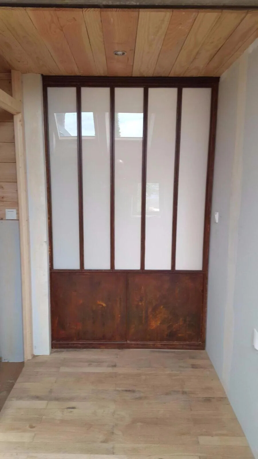 Verrière industrielle avec porte coulissante en acier : robustesse pour ...