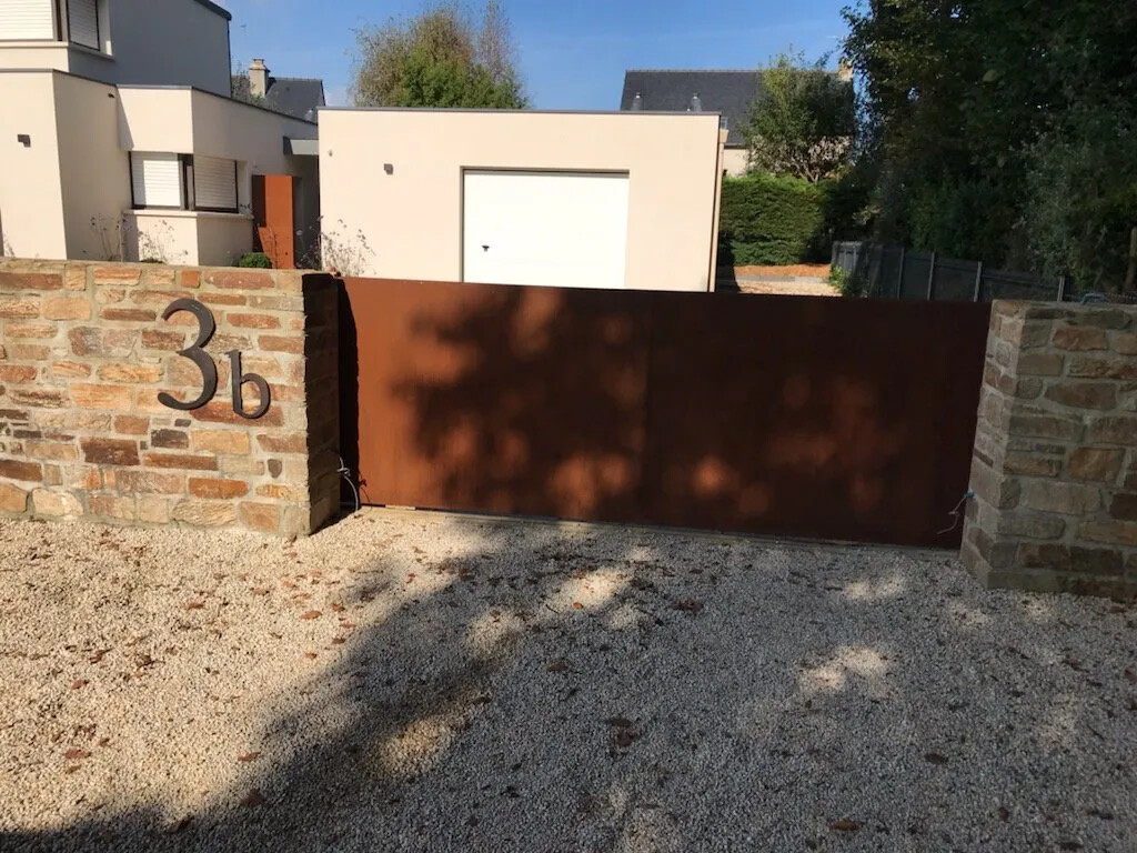 Portail coulissant en acier Corten teinte rouille