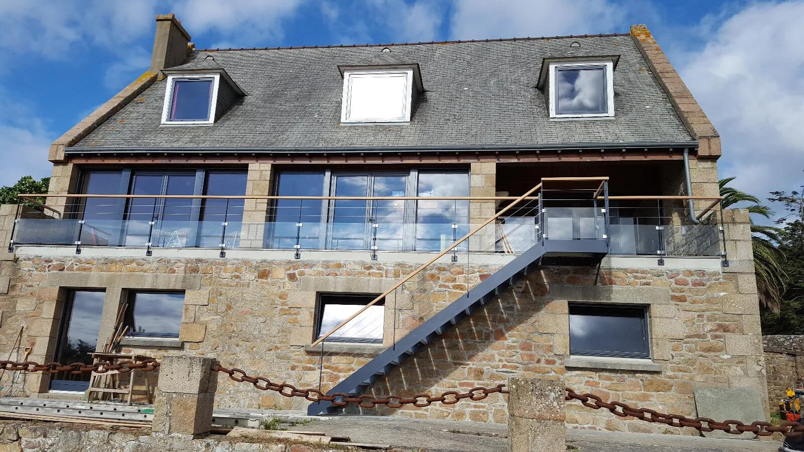 Escalier extérieur en acier et garde-corps en verre pour maisons en ...