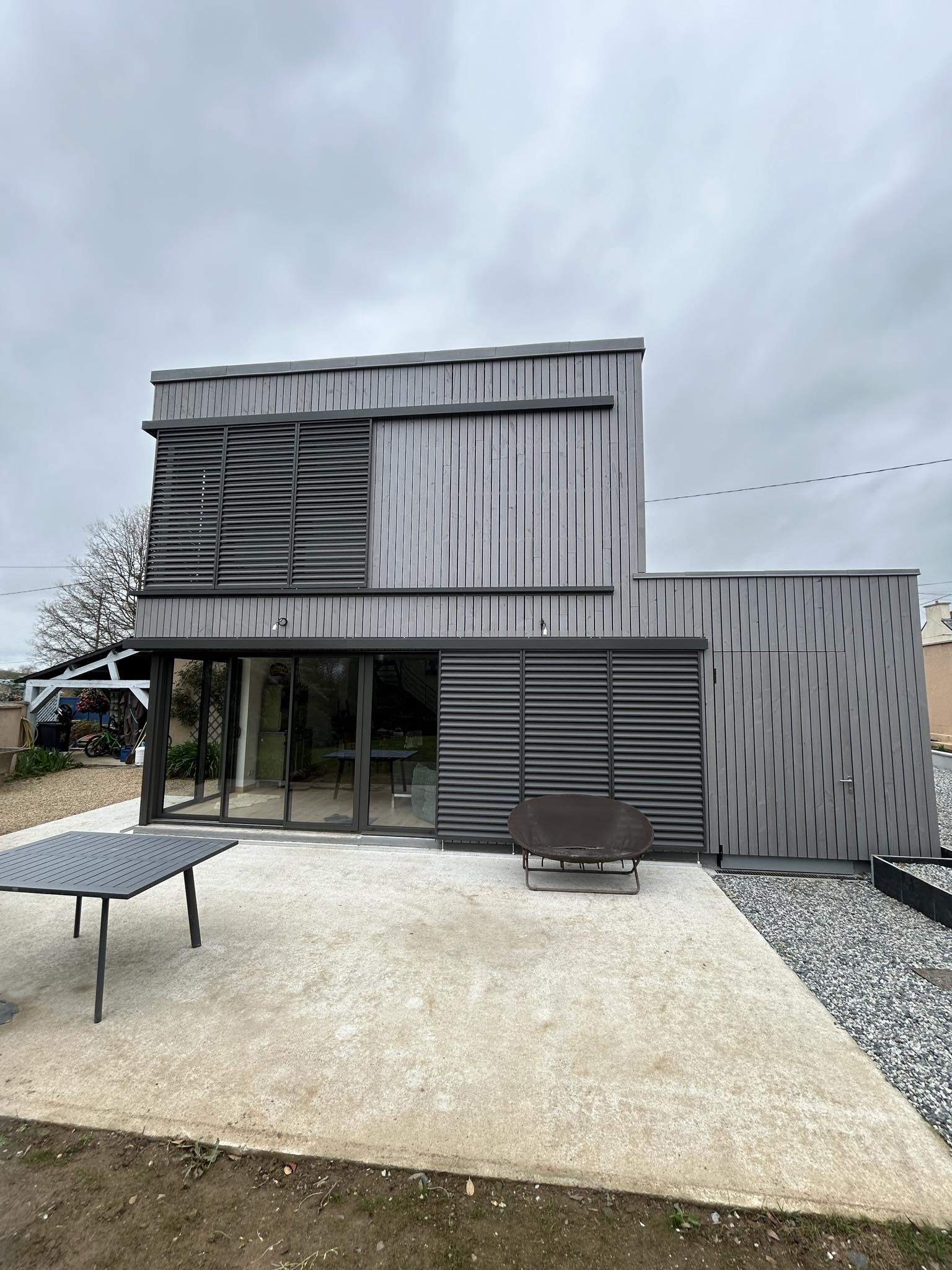 Brise-soleil en acier : modernité et efficacité - Plélo (22)