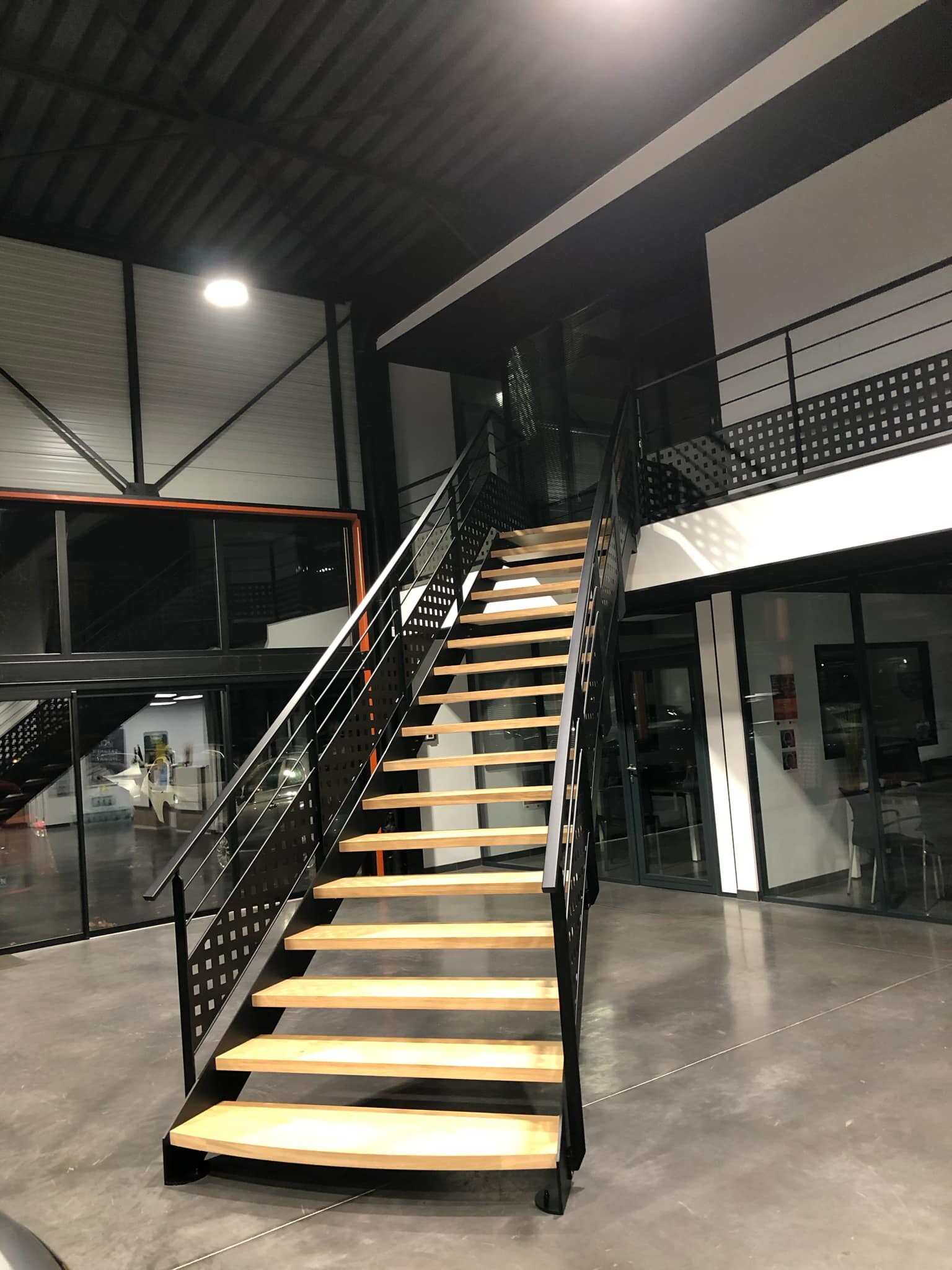 Escalier double limon acier/bois-Garage automobile- Pabu