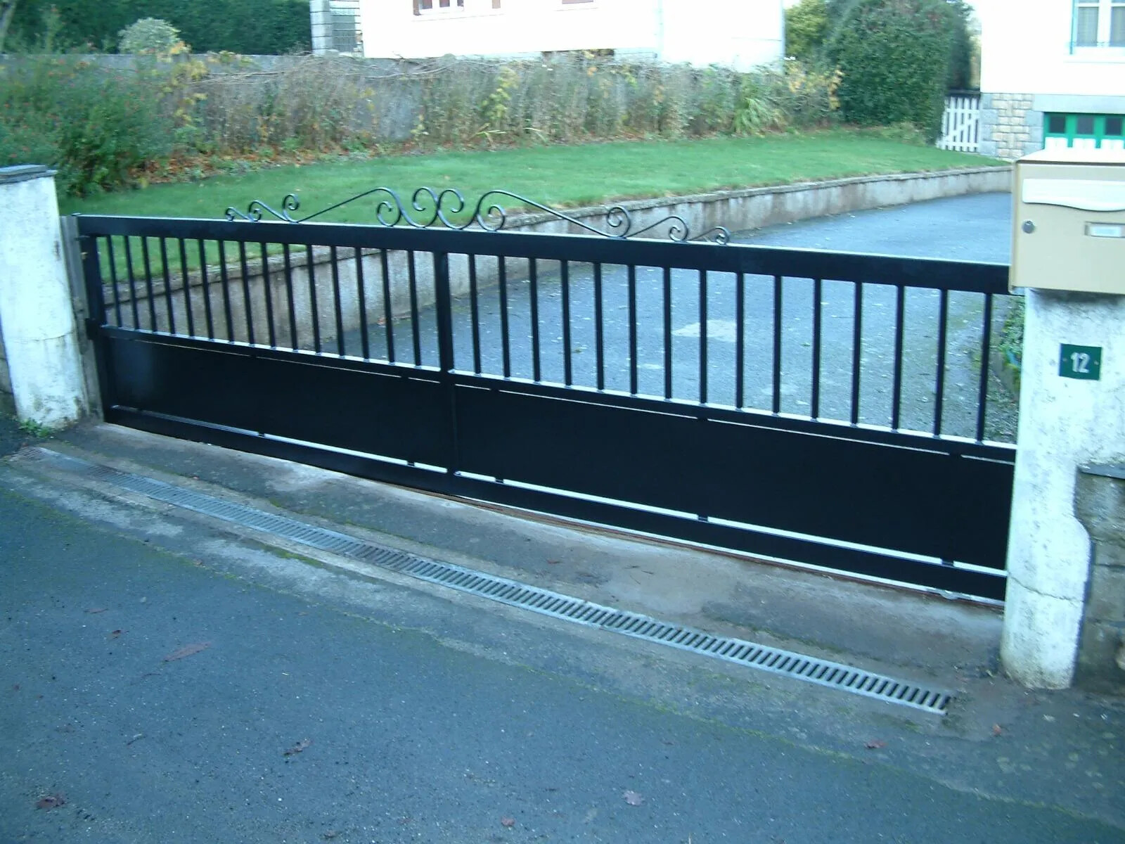 Portail noir en acier