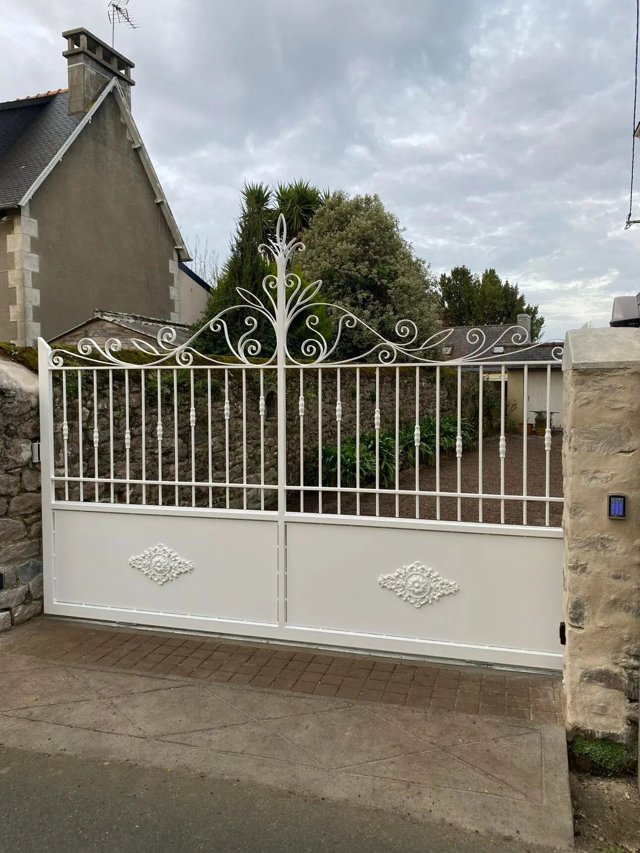 Portail en fer forgé blanc