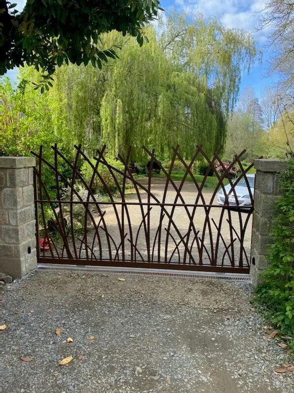 Portail design en acier rouillé