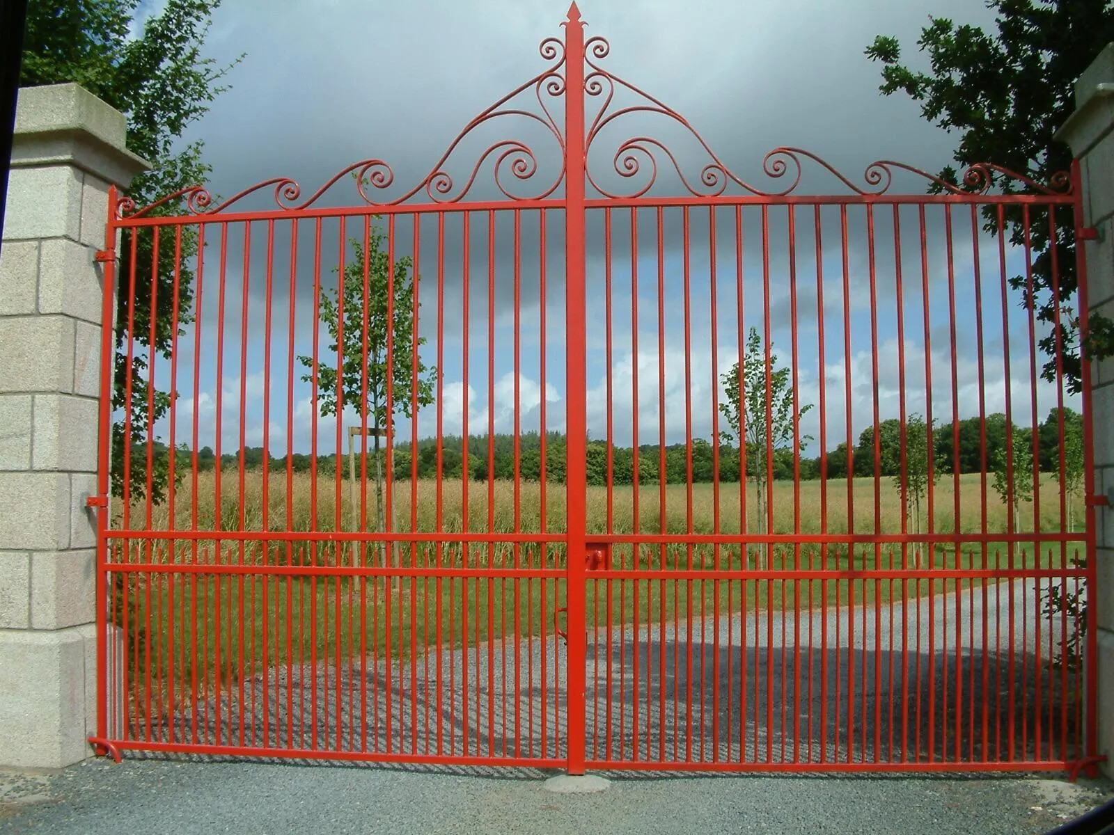 Portail rouge en fer forgé