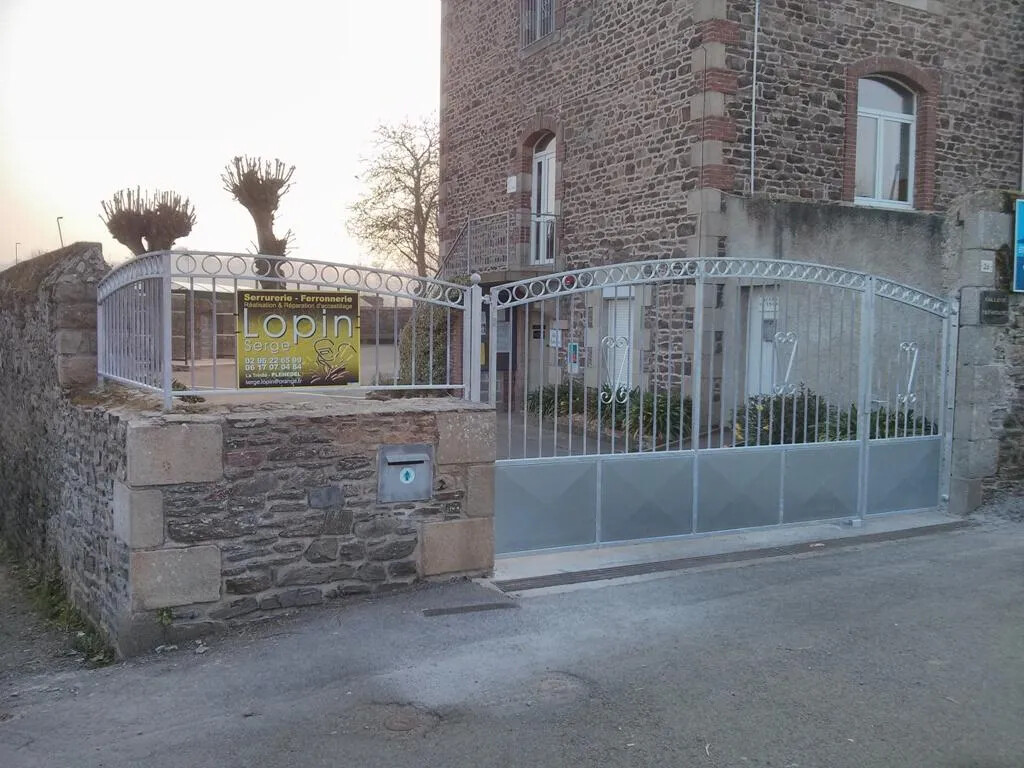 Fabrication et installation d'un portail battant en fer forgé ...