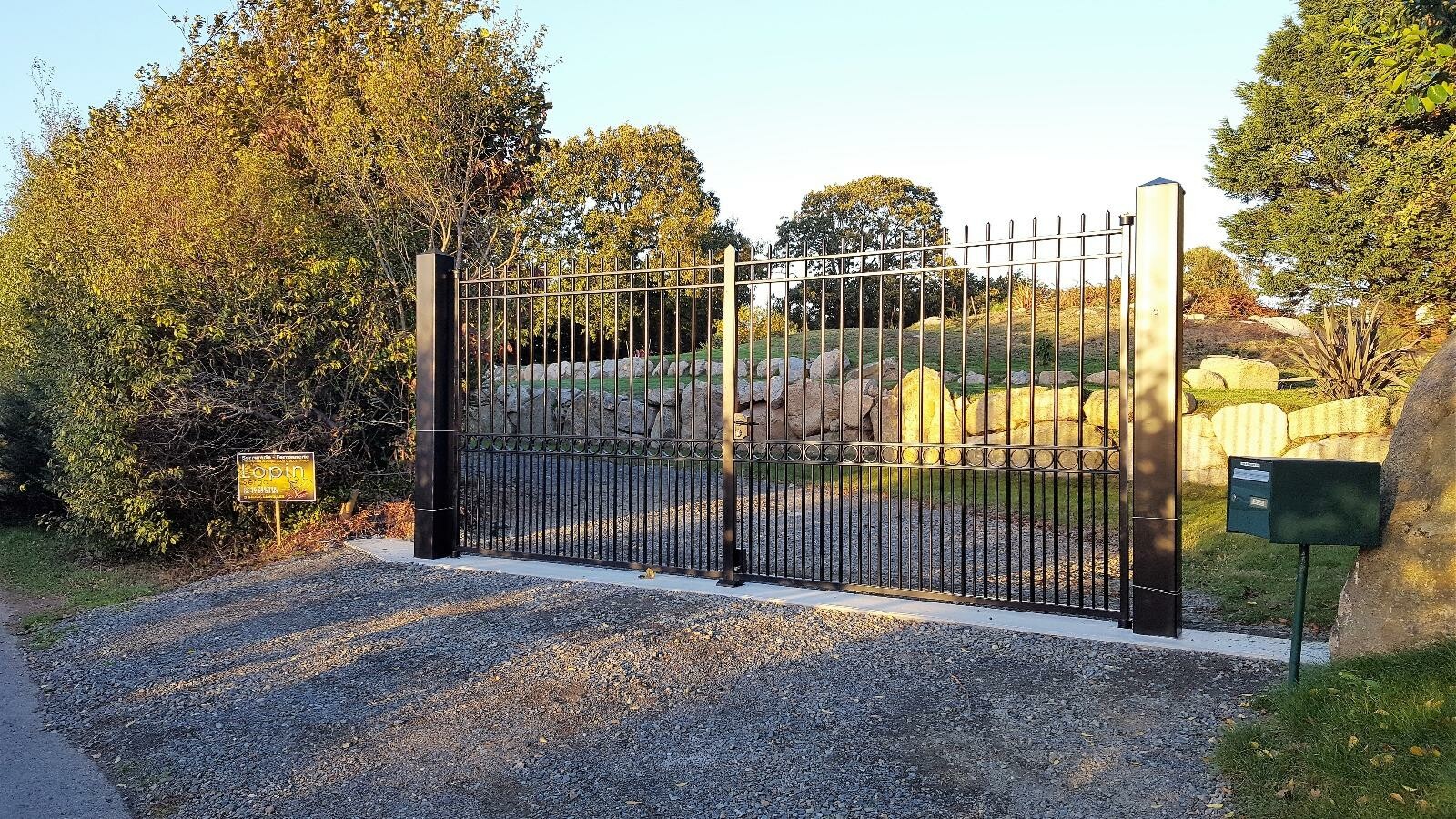 Portail double battant en fer forgé - Résidence privée Côtes-d'Armor