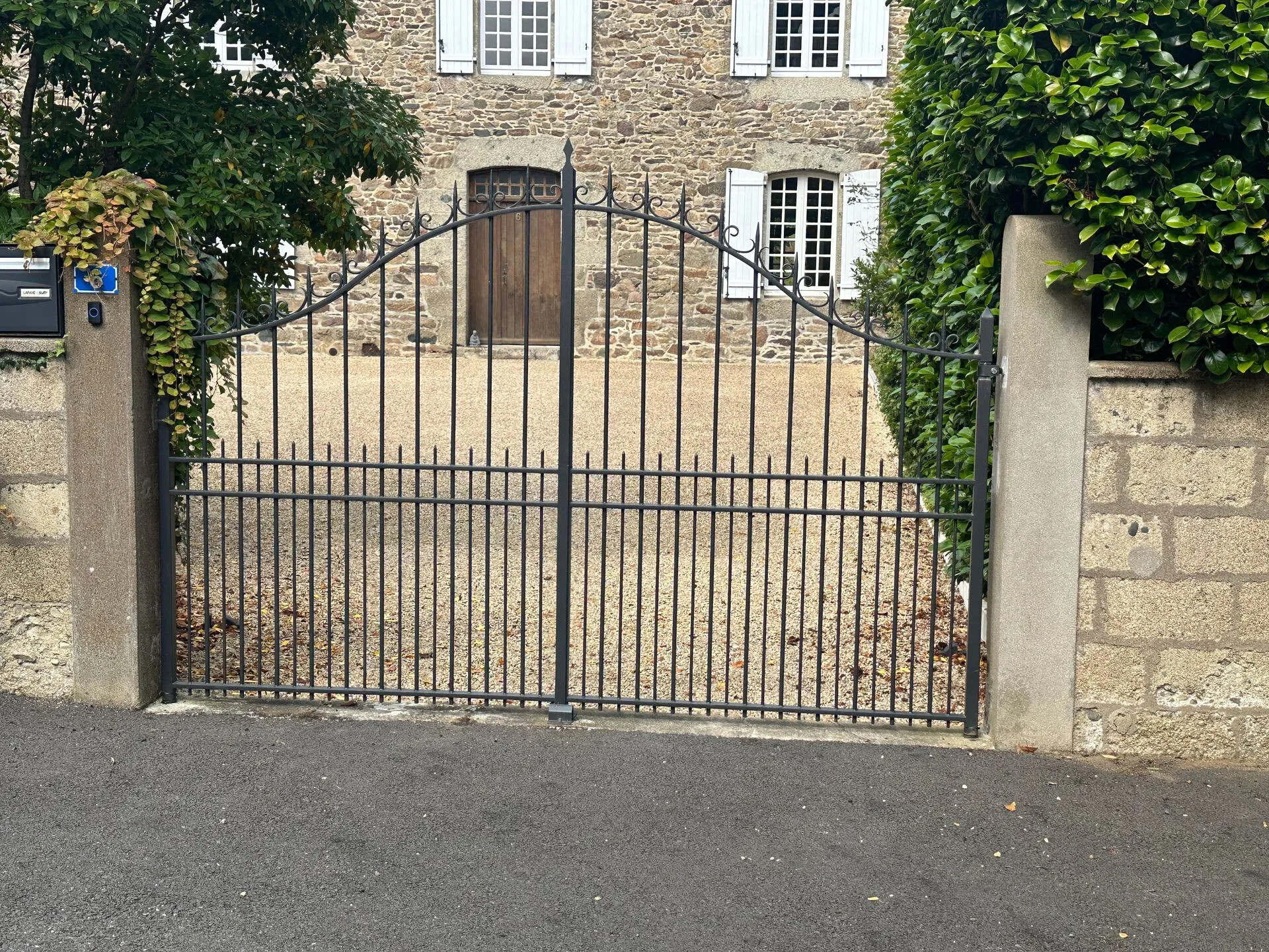 Portail élégant en fer forgé avec arches - design traditionnel - Plouha