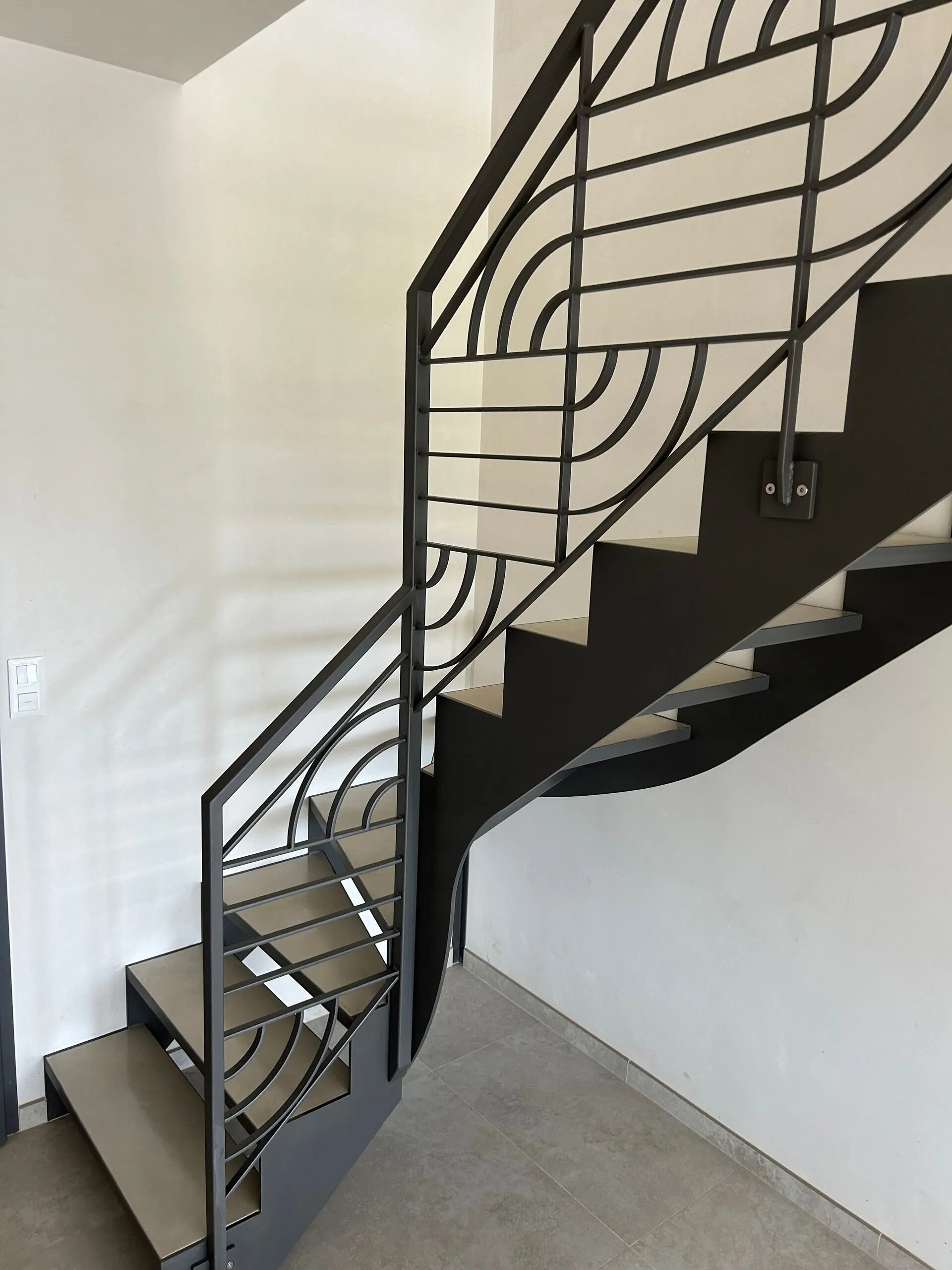 Escalier en métal moderne et robuste pour maisons modernes